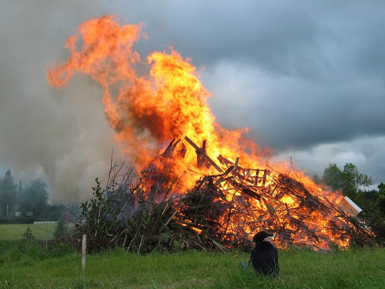 A guide to UK outdoor fire laws for firepits, campfires and bonfires ...
